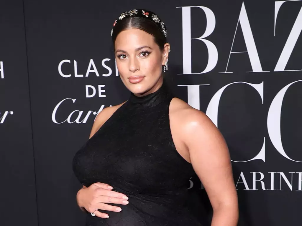 Ashley Graham muestra su pancita en una selfie desnuda en el baño