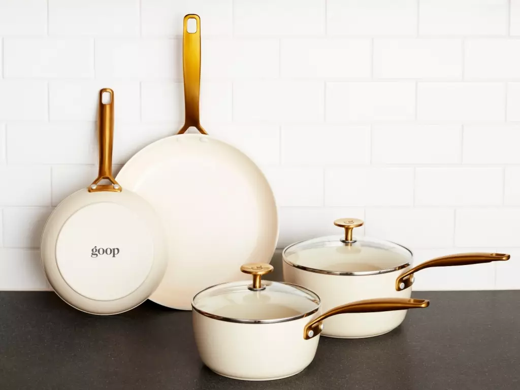 Gwyneth Paltrow ទើបតែបានបើកដំណើរការខ្សែ Cookware នៅលើ Goop ជាមួយនឹងម៉ាកដ៏ពេញនិយមមួយហើយវាឡូយណាស់en