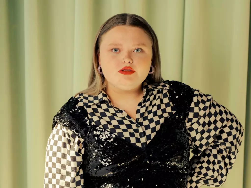 Alana Thompson, ansyen ke yo rekonèt kòm Honey Boo Boo, pa rekonèt nan nouvo foto 'Teen Vogue' pou granmoun sa yo.