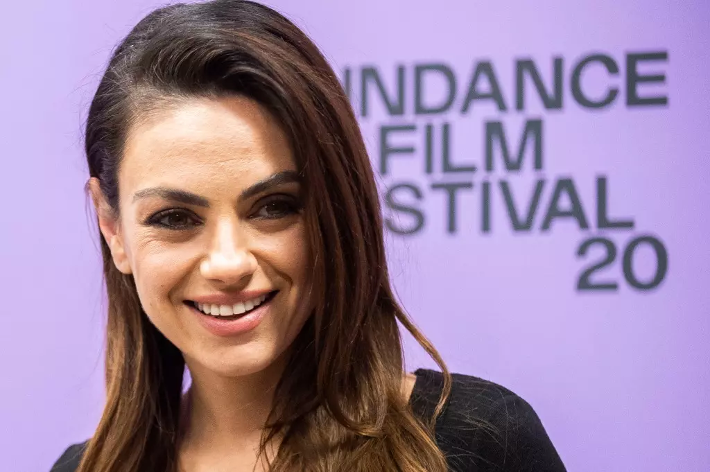 Mila Kunis Admèt Komèsyal Super Bowl ki sot pase yo te toujou pouse pou nidite