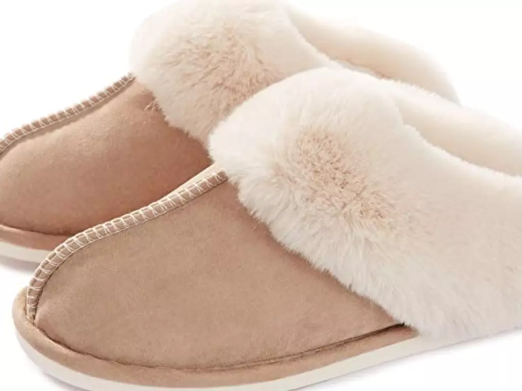 Deze gezellige pluizige pantoffels zien eruit als UGG's, maar ze zijn slechts $ 25 op Amazon