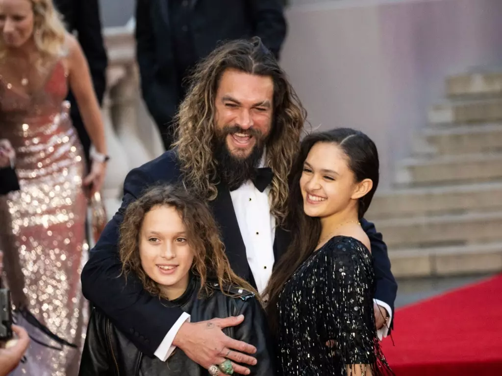 سرق الأطفال Adorable للأطفال من تأليف Jason Momoa لولا وناكوا وولف العرض في العرض الأول لفيلم جيمس بوند على السجادة الحمراء