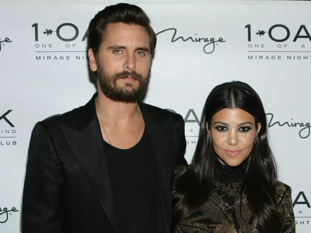 Kourtney Kardashian Akuwulula Kuti Zathadi ndi Scott Disick Pakati pa Steamy PDA Zithunzi ndi Travis Barker