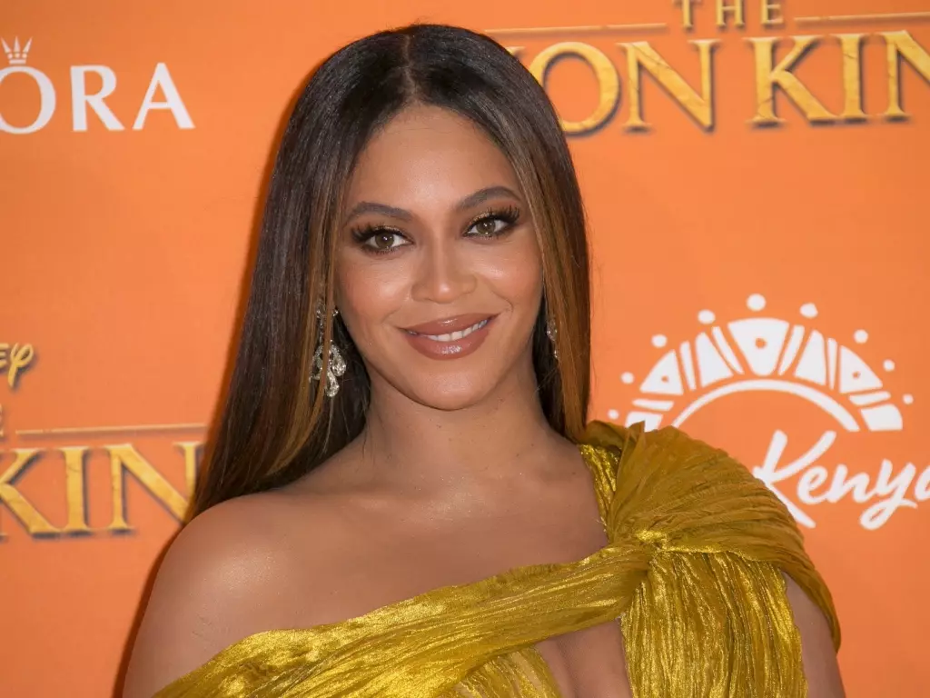 L-iżgħar bint ta’ Beyoncé, Rumi Carter, hija tant ħelwa żżomm idejha t’ommha f’dan il-filmat rari