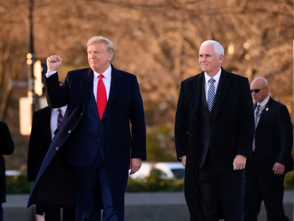 Mike Pence ຈະໄດ້ຮັບຄ່າຈ້າງສູງເຖິງ 4 ລ້ານໂດລາເພື່ອຂຽນກ່ຽວກັບເວລາຂອງລາວເປັນຮອງປະທານາທິບໍດີ Trump