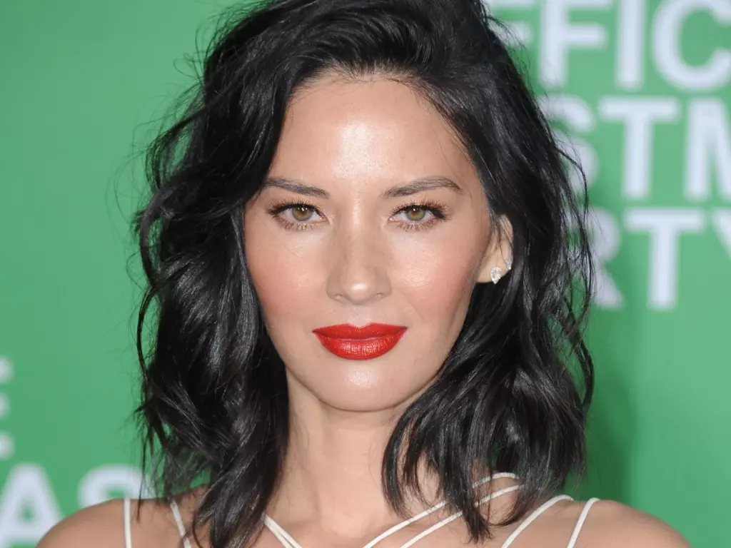 Olivia Munn Yn Ymgeisio Mewn Cyfweliad Prin Ynghylch Pa mor Anodd Y Bu Ymdrin â'i Chorff Newidiol Yn ystod Beichiogrwydd