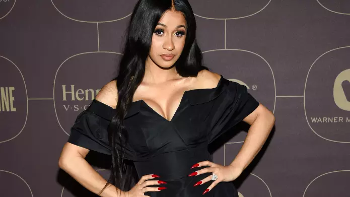 Cardi B sverger ved denne hudpleielinjen for gløden hennes—og det er kjøp en, få en 50 % rabatt hos Ulta Beauty akkurat nå