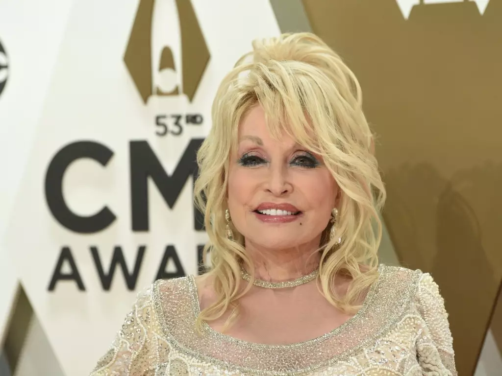 Dolly Parton endurskapaði Playboy forsíðuútlit sitt 1978 & We're Honestly Obsessed