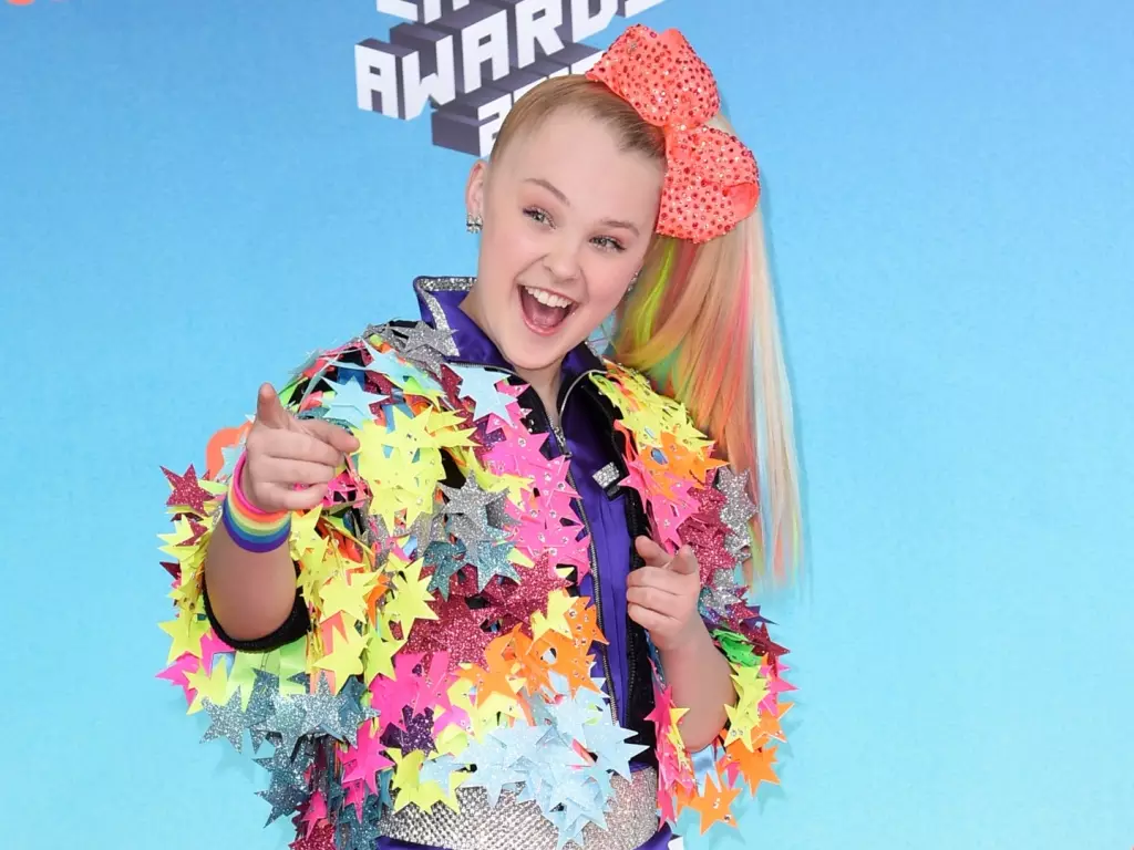 O le Faigaga a JoJo Siwa i le Itupa Tusa i le Vaitaimi Fou o le 'DWTS' o se fa'amaoniga sili lea o le malosi o lenei fetu talavou.