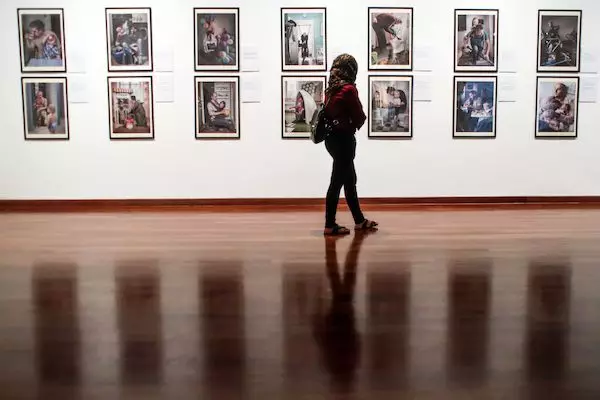 Johan Bavman svéd fotográfus „Svéd apukák” című alkotása a Kuala Lumpuri Biennálé 2017 Nemzetközi Művészeti Kiállításán a Nemzeti Művészeti Galériában, Kuala Lumpurban, 2017. november 22-én. A Kuala Lumpuri Biennálé 2017 egy nagyszabású nemzetközi kortárs művészeti program, amelyet a Kuala Lumpuri Biennálé szervez. A malajziai Nemzeti Művészeti Galéria, és 2018. március végéig tart. Kuala Lumpuri Biennálé 2017 Nemzetközi Művészeti Kiállítás, Malajzia – 2017. november 22.