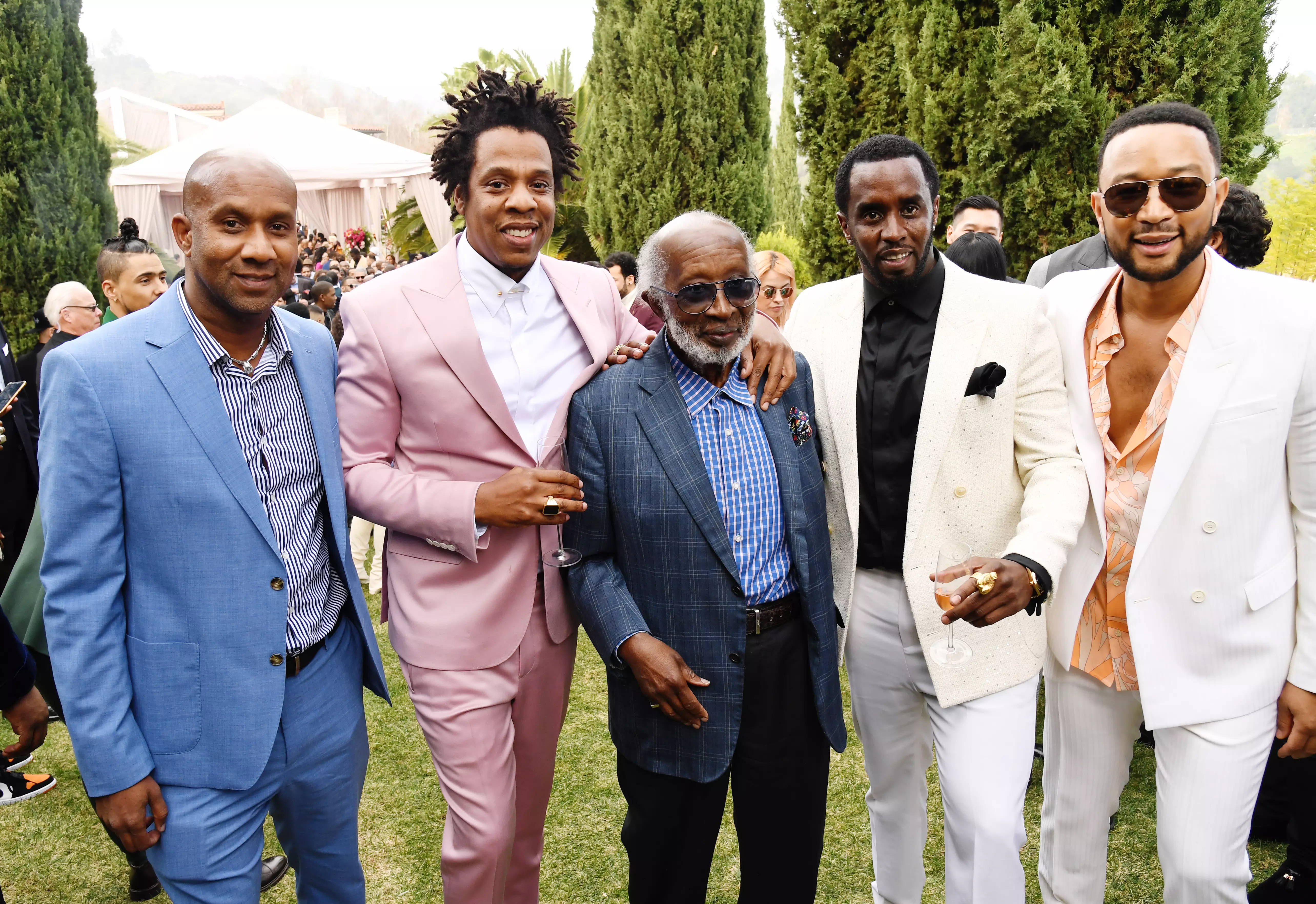 LOS ANGELES, CALIFORNIA - 25 tháng 1: (L-R) Alex Avant, Jay-Z, Clarence Avant, Sean Combs và John Legend tham dự Roc Nation THE BRUNCH 2020 vào ngày 25 tháng 1 năm 2020 tại Los Angeles, California. (Ảnh của Kevin Mazur / Getty Images cho Roc Nation)