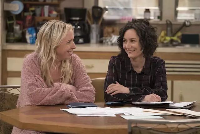 Bức ảnh Becky Conner (Lecy Goranson) và Darlene Conner (Sara Gilbert) đang mỉm cười với nhau trong bếp trên 'The Conners'.