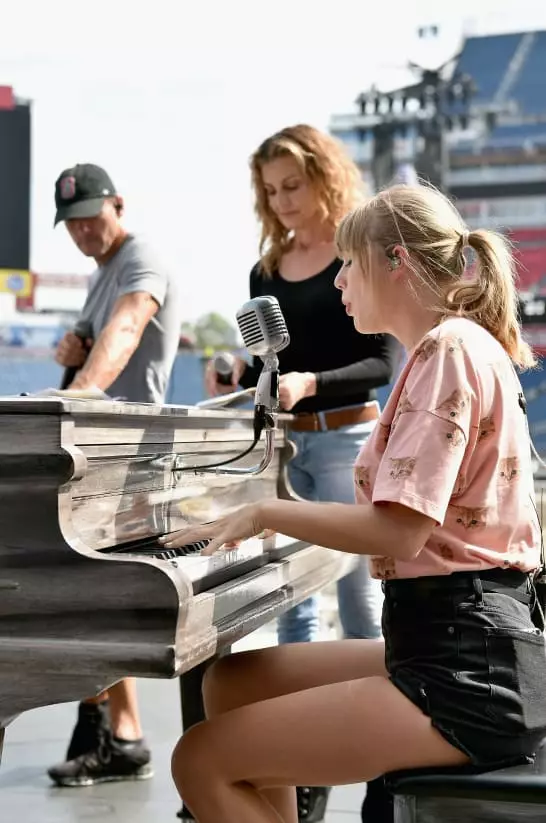 Tim McGraw, Faith Hill û Taylor Swift li ser sehneyê ji bo Reputation Stadium Tour li Nashville, TN prova dikin.