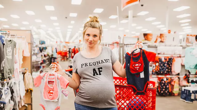 Mamma incinta che fa servizio fotografico in Target.