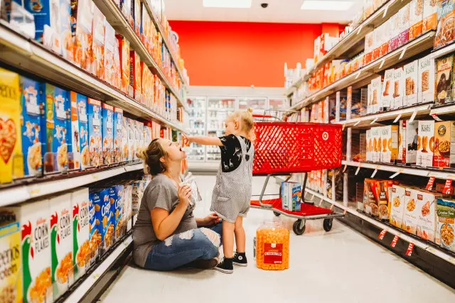 დედა და პატარა ბავშვი აკეთებენ ფოტო გადაღებას Target-ში.