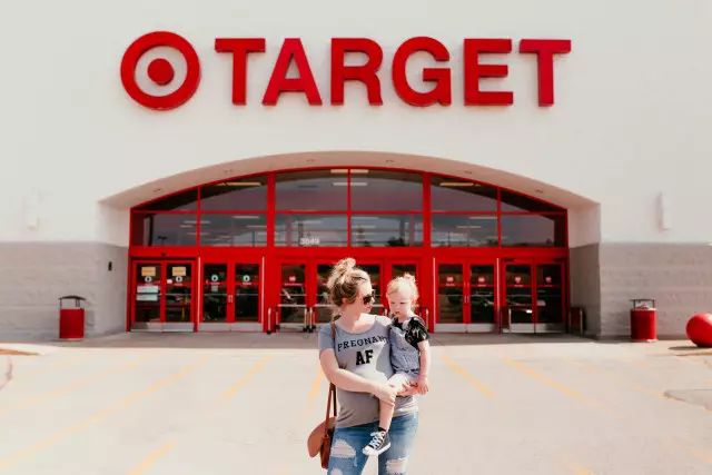 Mami dhe foshnja duke bërë fotosesion jashtë Target.