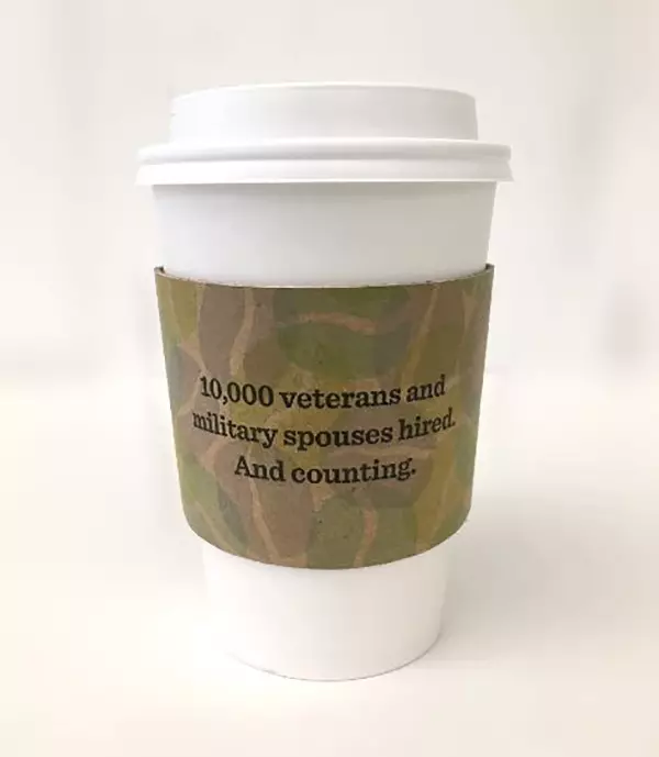 De nieuwe camouflagemouwen van Starbucks maken deel uit van een groter initiatief 155719_1