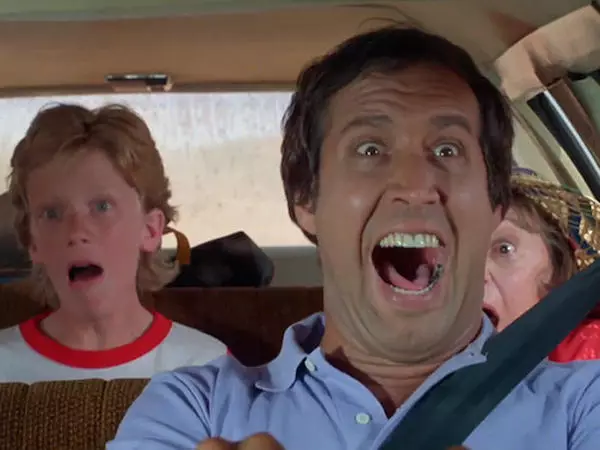 Chevy Chase ua si Clark Griswold hauv National Lampoon's Vacation