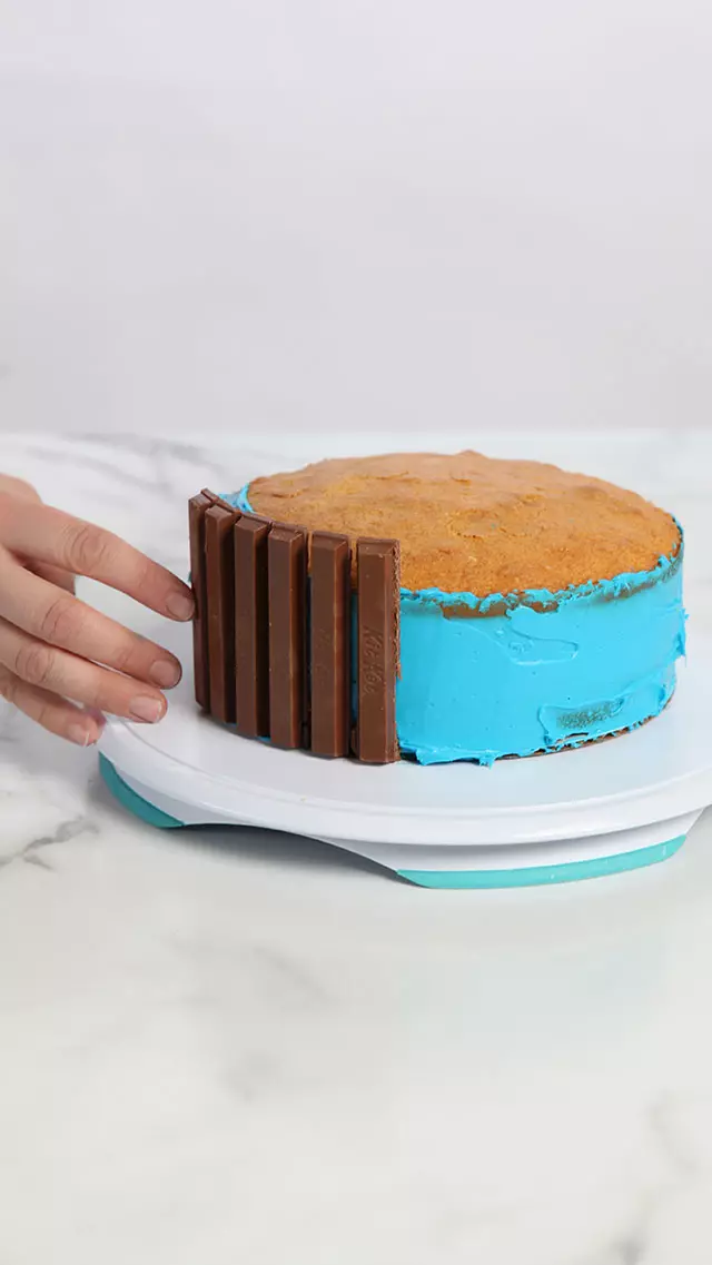 hot tub cake kit kats