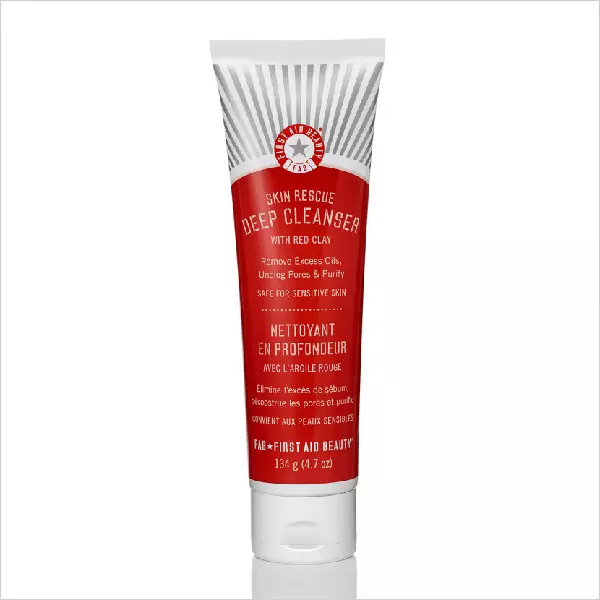 First Aid Beauty Skin Rescue Tiefenreiniger mit roter Tonerde