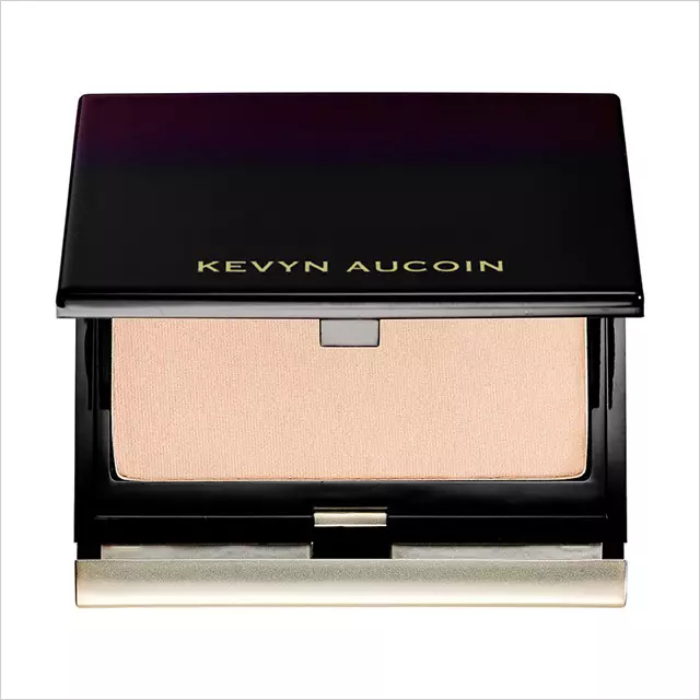 Kevyn Aucoin 'The Celestial Powder' bij kaarslicht