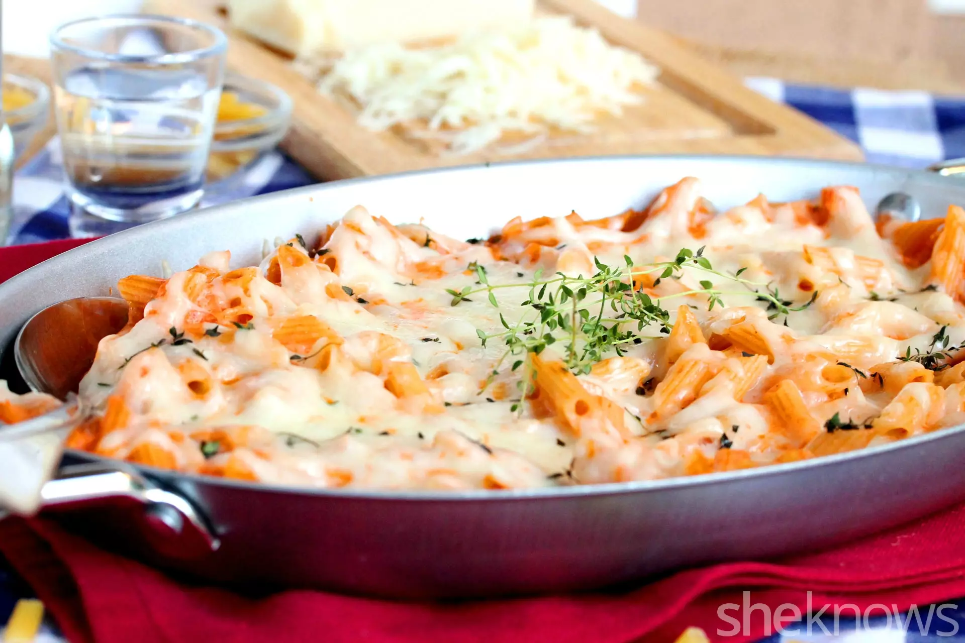 macaroni-au-fromage-avec-vodka-dans-une casserole