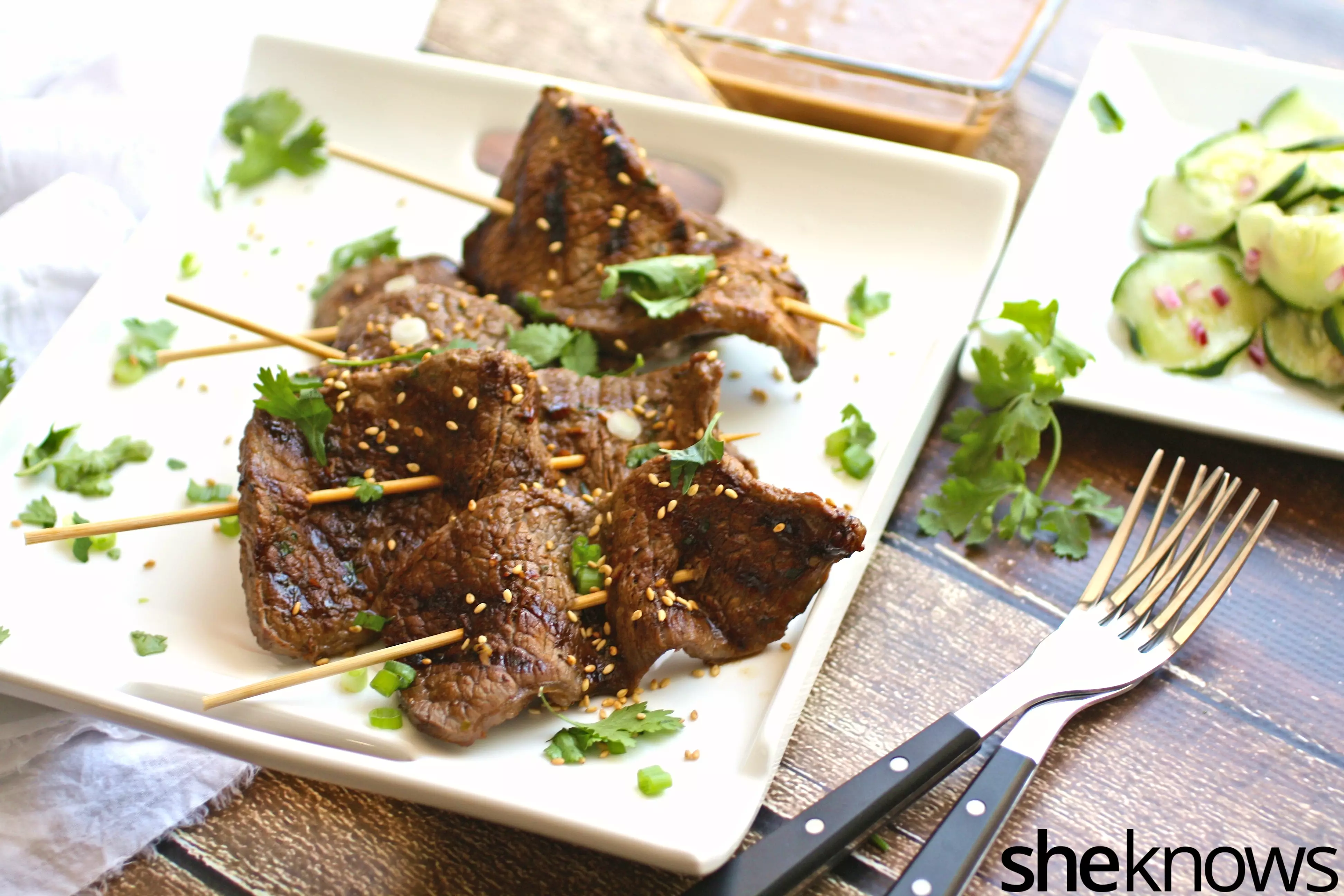 Sate daging lembu dengan sos kacang dan salad timun manis dan masam sangat bagus sebagai aplikasi atau untuk makan malam