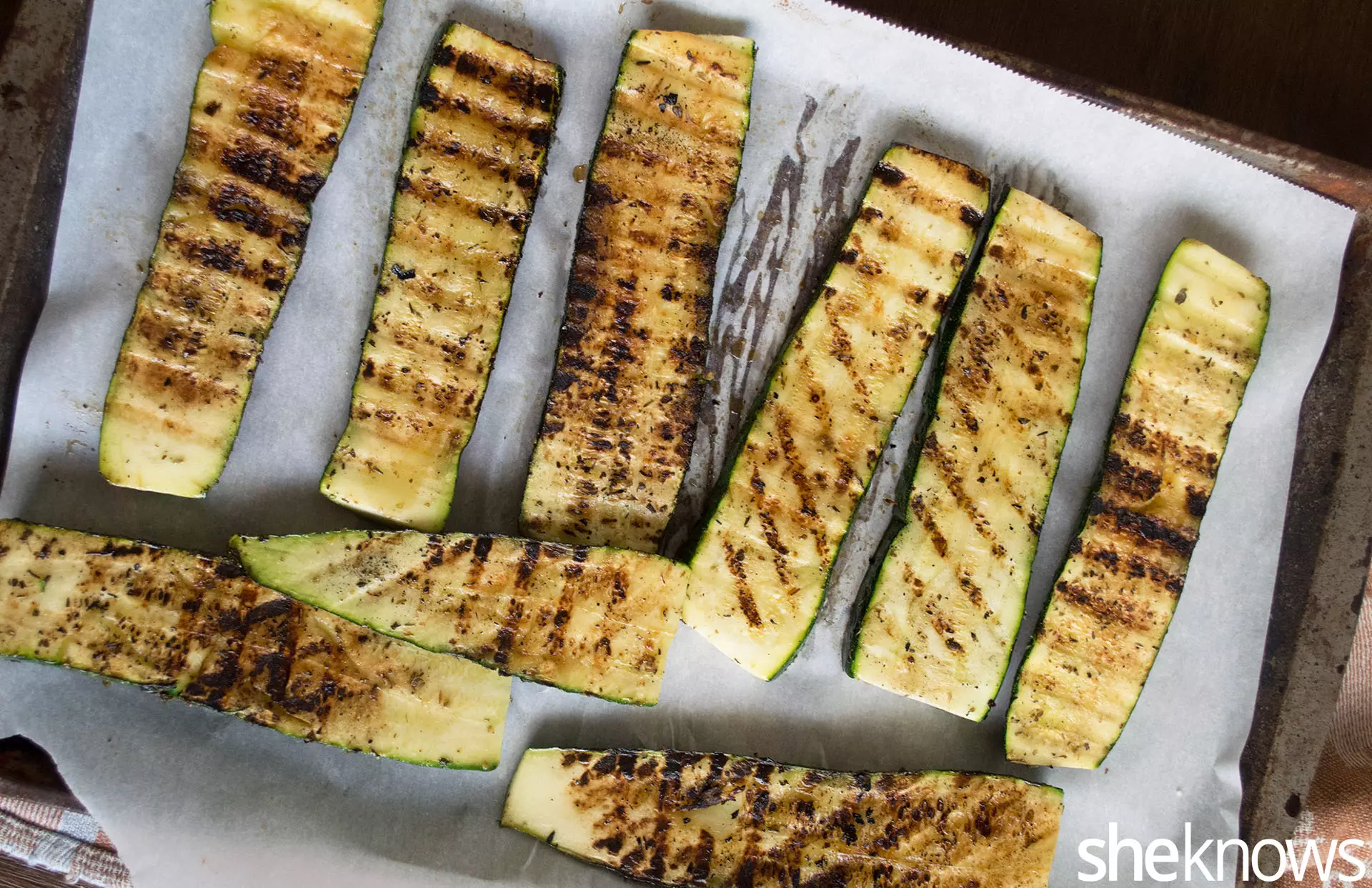 Ang summertime zucchini at mga kamatis ay nagkakaisa para sa isang masarap na twist sa klasikong caprese salad 171166_1