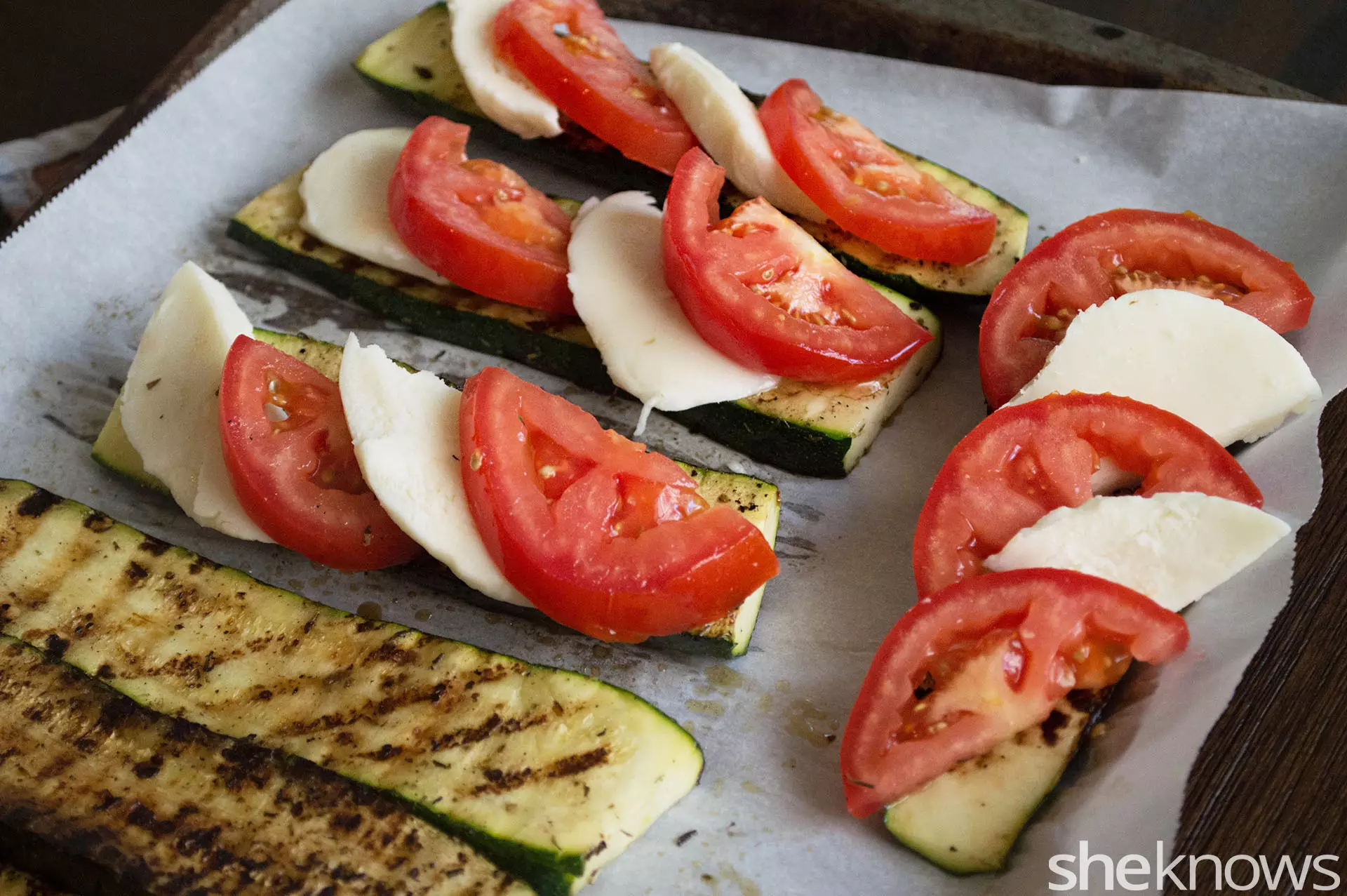 Zomerse courgette en tomaten komen samen voor een heerlijke draai aan de klassieke caprese salade 171166_2