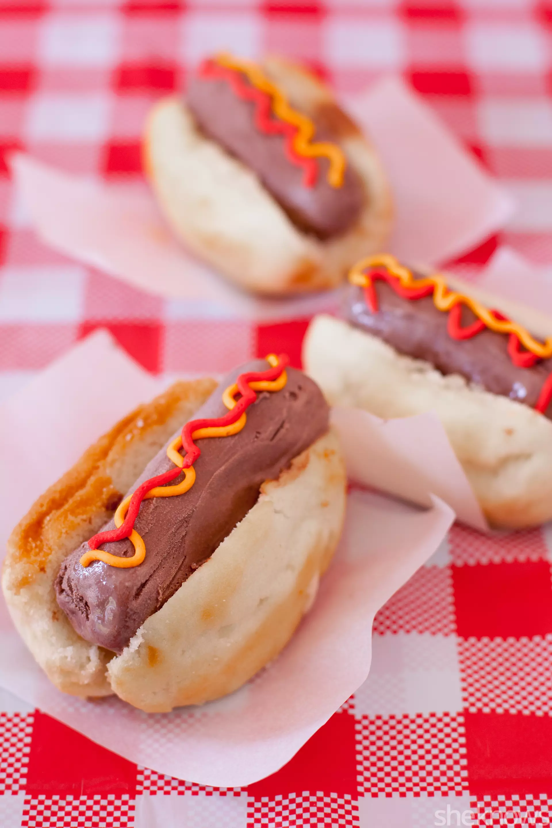 gâteau et hot-dogs glacés