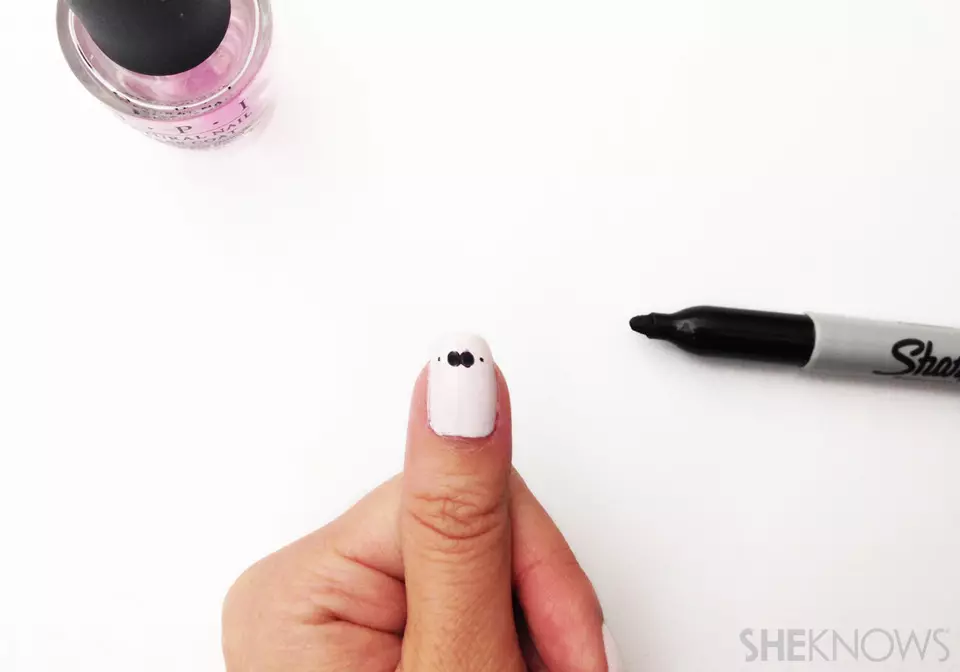 Movember snor nail art: Stap 2 begjinne snor