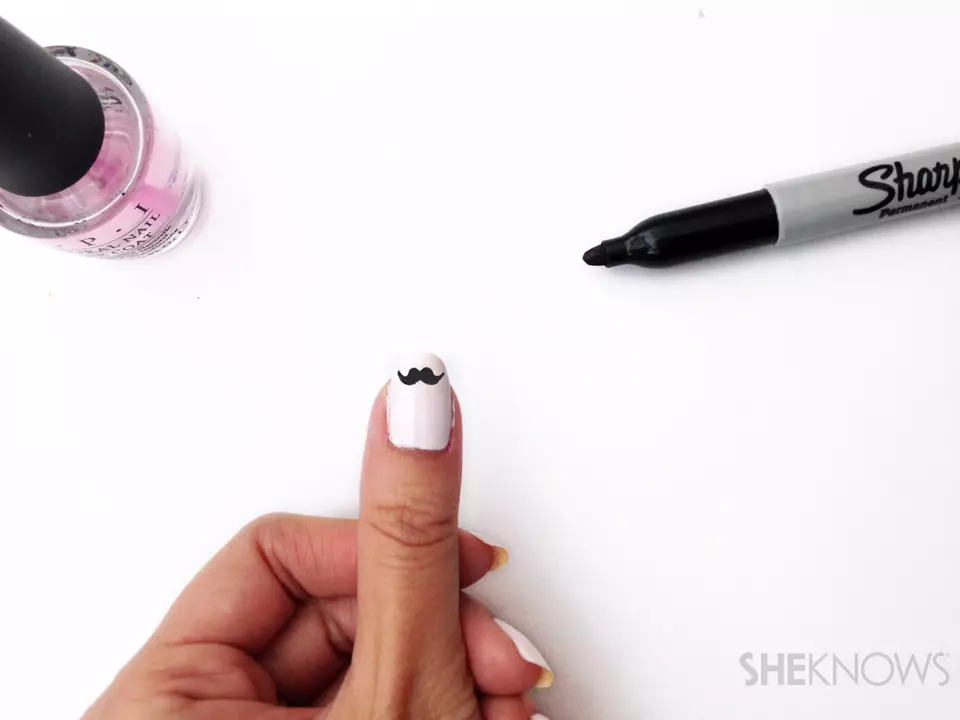 Movember brkovi nail art: Korak 4 ispunite brkove