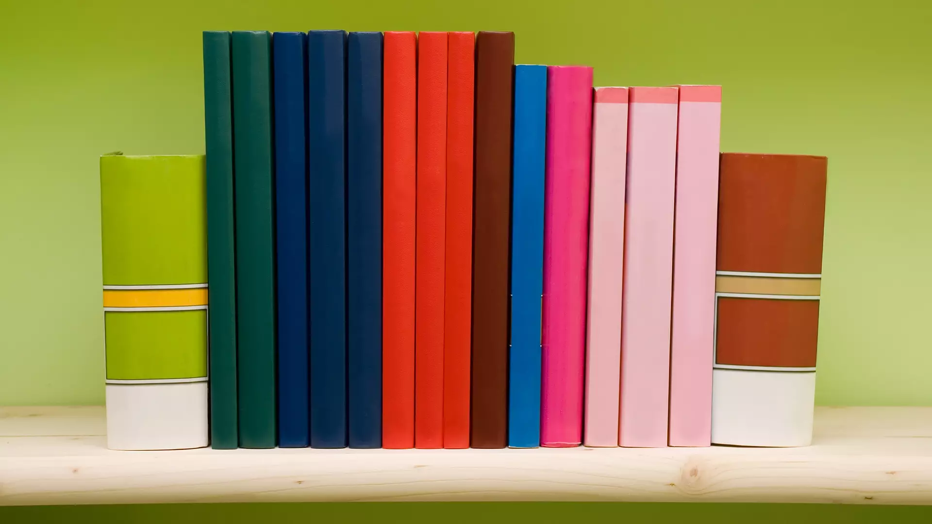 Farebná polica na knihy