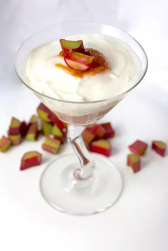 I-Rhubarb vanilla iyogathi i-parfaits