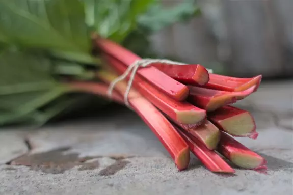 Rhubarb ters çevrilmiş tort