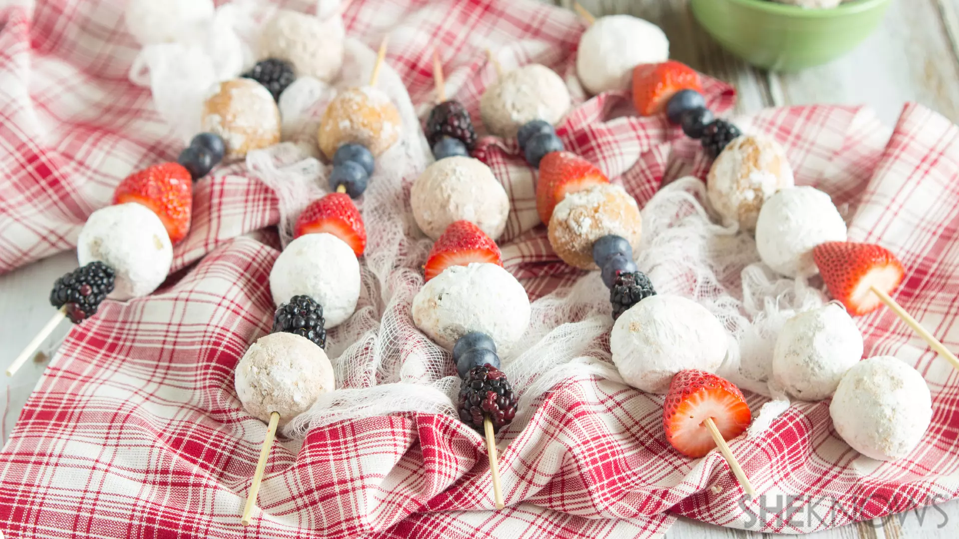 Donut hål kabobs med färsk frukt