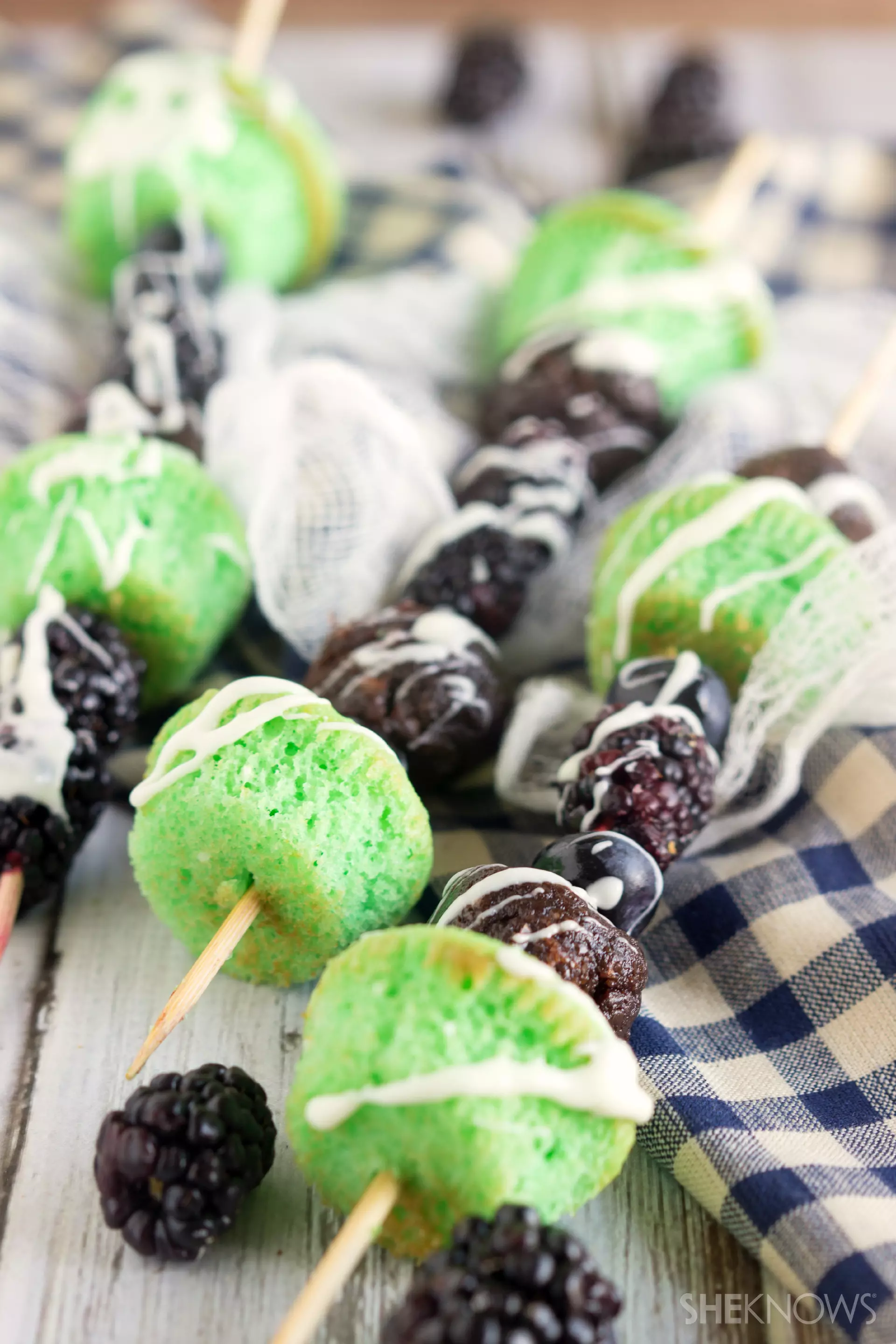 Vit choklad brownie och cupcake kabobs