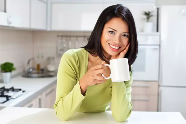 Ženska uživa v skodelici čaja