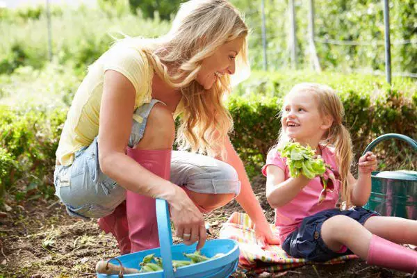 madre e hija jardineria