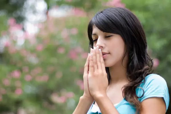 Wanita berdoa di luar rumah