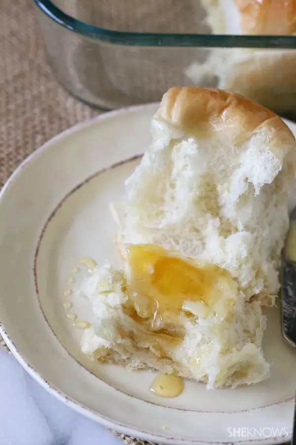 Panecillos de levadura súper simples con mantequilla de miel batida casera