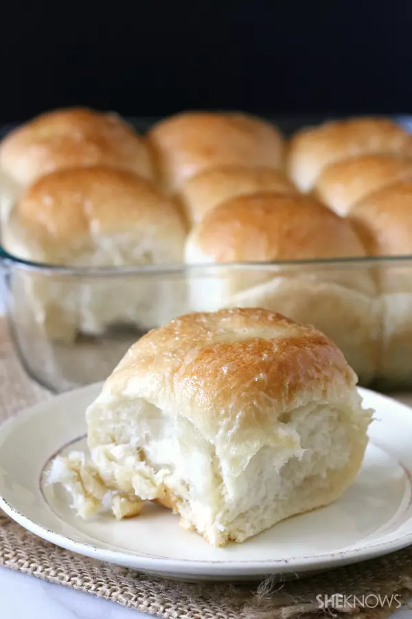 Panecillos de levadura súper simples con mantequilla de miel batida casera