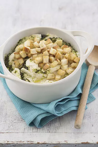 Puré de papas al ajo con queso y crouton topper