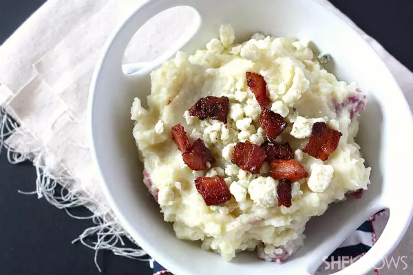 Puré de papas con suero de leche, queso azul y tocino