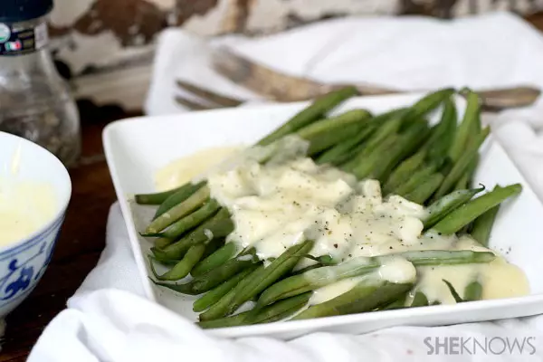 Haricots verts cuits à la vapeur avec sauce au beurre citronné