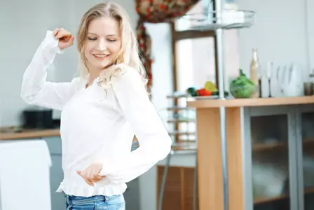 Vrouw dansen in de keuken