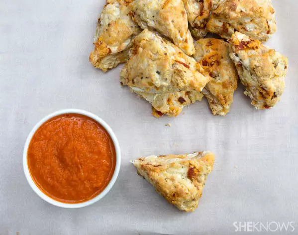 Pizza scones hamwe no gushiramo isosi | SheKnows