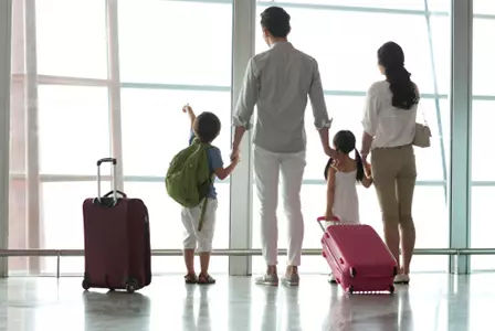 Familie op luchthaven | Sheknows.com
