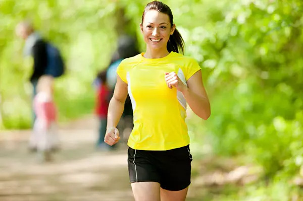 Wanita jogging ing taman