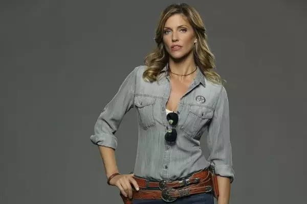 قاتىل ئاياللار - Tricia Helfer نىڭ زىيارىتى